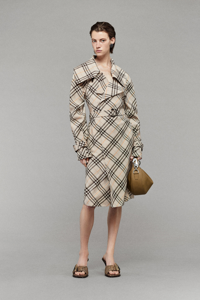 BURBERRY RESORT 2025 WOMEN | Foto Sfilata Amica
